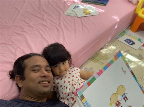 ညီမလေးပြုတ်ကျမှာဆိုးလို့ ဂရုတစိုက်နဲ့ လိုက်ထိန်းပေးနေတဲ့ ခေတ်လေးတို့ ညီအစ်မနှစ်ယောက်ရဲ့ ချစ်စရာ