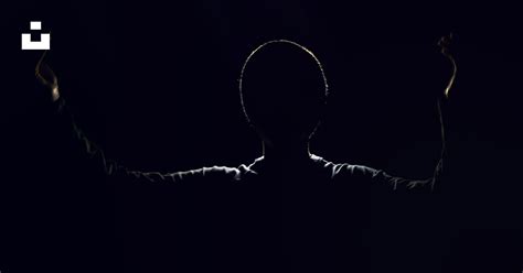 두 손을 들고 있는 사람의 실루엣 사진 Unsplash의 무료 검정 이미지