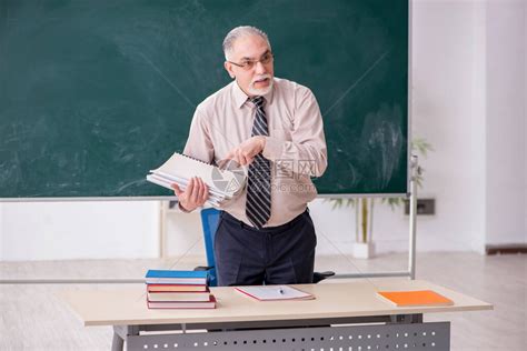 课堂上的老师高清图片下载 正版图片504345550 摄图网