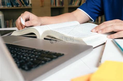 阅读一本书教育学术学习阅高清图片下载 正版图片505999645 摄图网