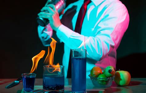 바에서 칵테일 셰이커로 알코올 음료를 준비하는 바텐더 20 24세에 대한 스톡 사진 및 기타 이미지 20 24세 남성 디자인 Istock