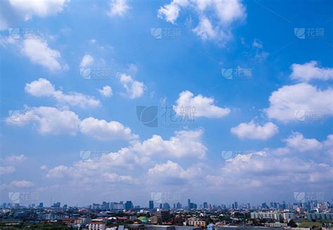 曼谷，泰国 2018年2月13日，曼谷市中心城市景观城市天际线和蓝天白云。宽和高的曼谷城市的形象