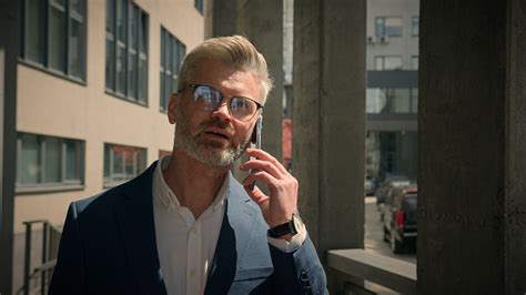 성인 고용주 기업가 중년 사업가 도시 산책 비즈니스 센터 근처 사무실 회사 건물 외부 응답 전화 노인 성숙한 남자 이야기 휴대 전화 대화 협상 말하다 45 49세에 대한