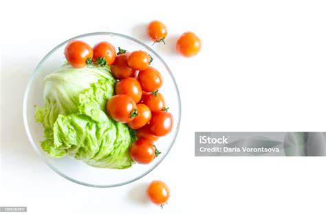 복사 공간이있는 흰색 테이블 배경에 유기농 및 바이오 신선한 야채 토마토 그릇 건강한 자연 익은 채식 야채 개념 샐러드 재료 건강한 식생활에 대한 스톡 사진 및 기타 이미지