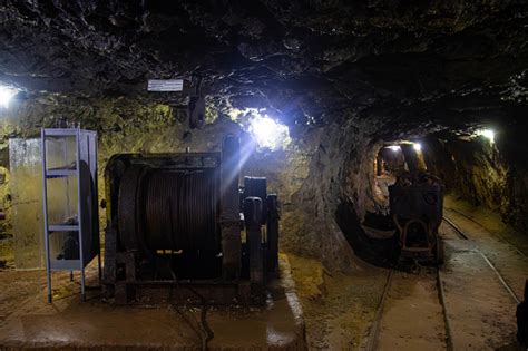 루마니아 비호르 카운티의 Apuseni 산맥에 있는 Crystal Farcu 광산의 경사 샤프트에서 마차를 들어 올리는 데