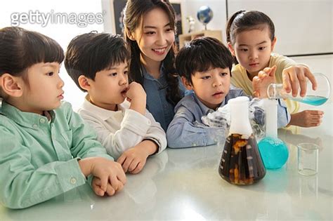 사진 교육 주제 창의성 컨셉 교사 교육직 과학 비커 실험유리기구 화학 과학 이미지 Vs12268177 게티이미지뱅크