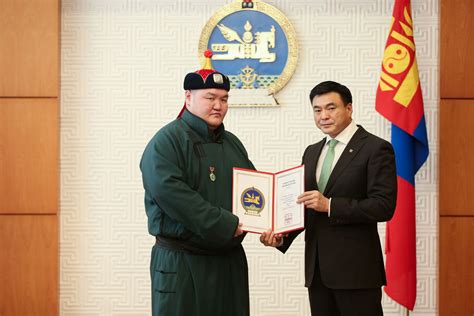 ЕРӨНХИЙЛӨГЧИЙН ЗАРЛИГААР БӨХЧҮҮДЭД ЦОЛ ОЛГОЛОО