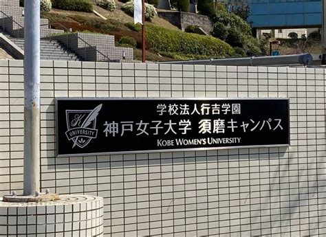 耐久性にも優れたステンレス素材の装飾銘板とシンプルでしっかり設置できるステンレス裏蓋式銘板