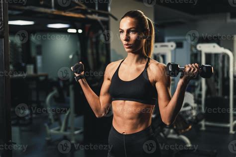 Mujer Entrenando Con Pesas Para Los Músculos De Sus Brazos En El