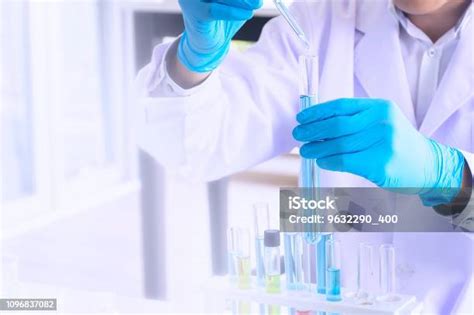 샘플링 기름이 나 화학 액체 플라스 크 실험실 배경에서 실험실 유리 그릇을 들고 하는 과학자 Dna에 대한 스톡 사진 및 기타 이미지 Istock