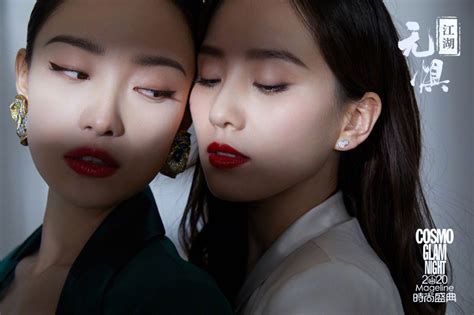 刘诗诗倪妮两姐妹嘟嘴亲吻写真