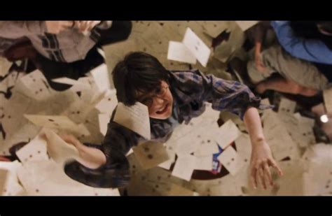 Создать мем гарри поттер получает письмо из хогвартса гарри поттер завалило письмами гарри