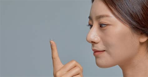 오후만 되면 뻑뻑하고 건조한 눈콘택트렌즈가 불편할 때 해결법은
