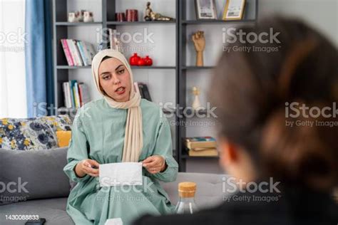 심리학자 사무실에서 심리 치료 세션을 갖는 무슬림 여성 환자 다민족 그룹에 대한 스톡 사진 및 기타 이미지 다민족 그룹 샐쭉한 정신 건강 Istock