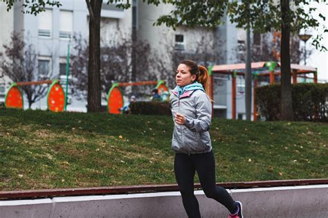 여자 실행입니다 여성 러너 조깅 마라톤을 위한 훈련입니다 맞는 소녀 피트 니스 선수 모델 행사 야외 가을에 대한 스톡 사진 및 기타 이미지 Istock