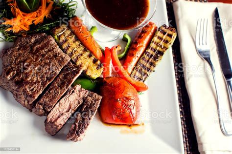 구운된 야채와 쇠고기 스테이크 흰색 접시에 제공 됩니다 음식 개념 고기에 대한 스톡 사진 및 기타 이미지 고기 구이 굽기