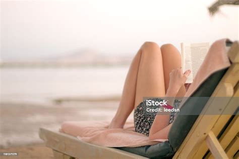 바다 근처 해변에서 책을 읽고 여자 로맨틱 한 소녀 꿈과 독서 휴가에 여자 가을에 대한 스톡 사진 및 기타 이미지 가을