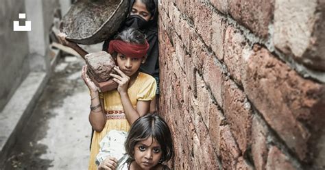 카메라를 향해 포즈를 취하는 사람들의 그룹 사진 Unsplash의 무료 편집 잡지 이미지