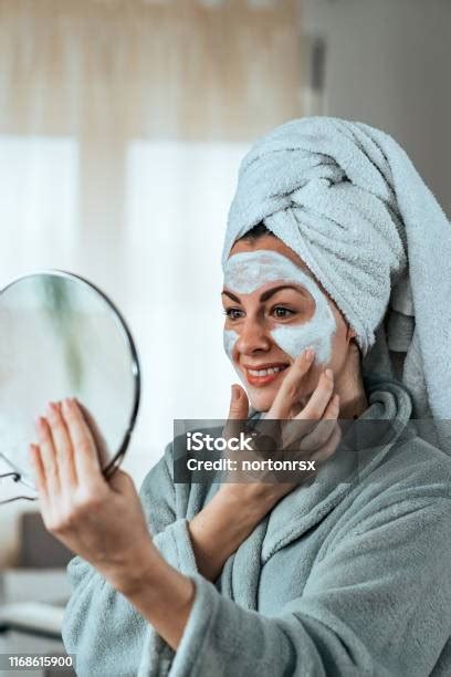아름다운 젊은 여성 거울을 들고 얼굴 마스크 또는 크림을 적용 거울에 대한 스톡 사진 및 기타 이미지 거울 건강관리와 의술 건강한 생활방식 Istock
