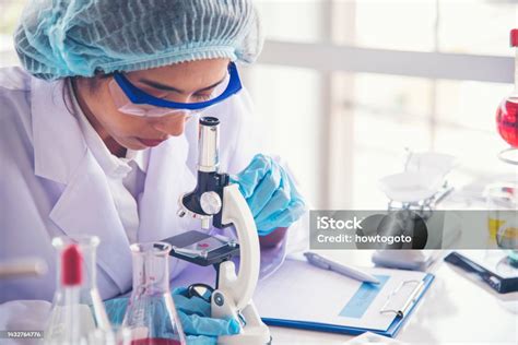 아시아 여성 과학자 손으로 의학 실험실에서 노트 연구를 작성 과학 현미경 의료 테스트를보십시오 연구원 생물학 화학 현미경 혈액 검사를 이용한 아시아 여성 기술자 실험실 25