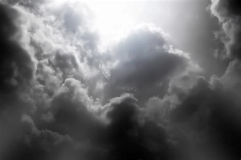 하늘과 예술적 흑인과 백인 사진 배경에서 폭풍 구름의 극적인 분위기 파노라마 보기 경고 기호에 대한 스톡 사진 및 기타 이미지 경고 기호 경관 경외감 Istock