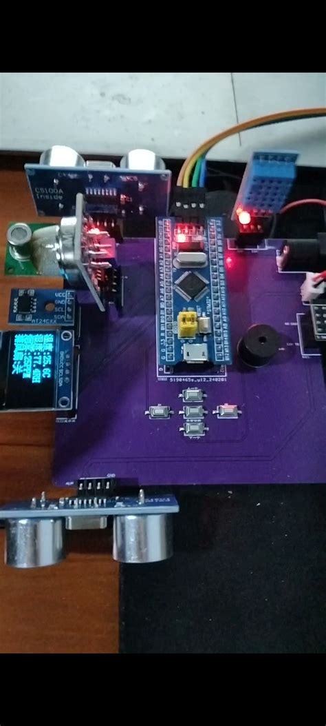 基于stm32单片机的实验室环境综合检测系统 该程序实现了温湿度、烟雾、空气质量检测及显示功能，同时具备排烟示警功能。单片机监测实验室异常
