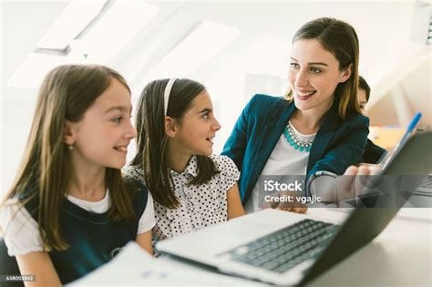 Anakanak Coding Di Sekolah Foto Stok Unduh Gambar Sekarang Remaja Umur Manusia Bahasa