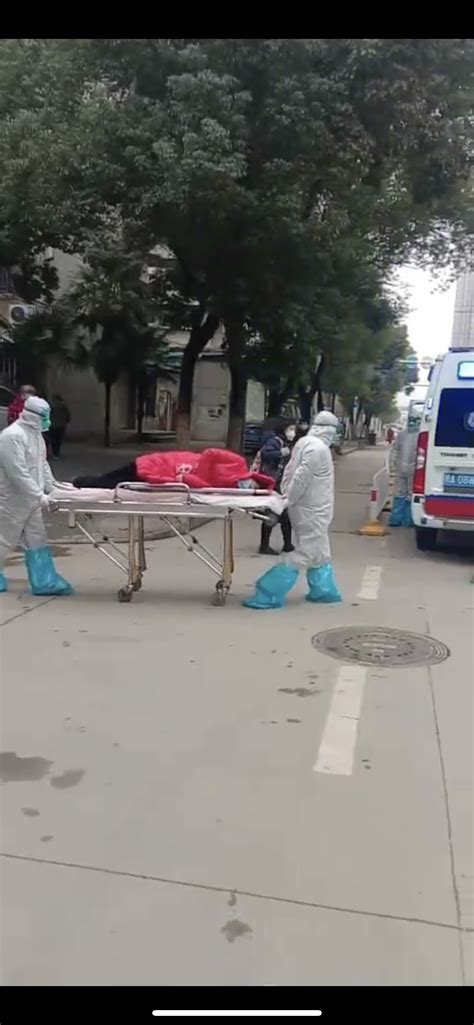 突發有圖！ 武漢有懷疑感染者被抬上救護車 救護人員全副防護裝備 Lihkg 討論區