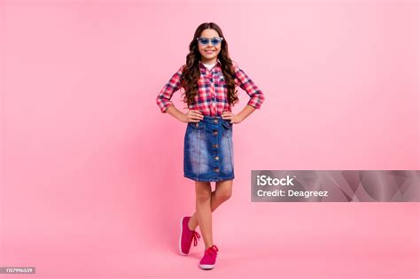 전체 길이 바디 사이즈 보기 사진 좋은 예쁜 아가씨 청년 들이 자유 시간 여행 산책 산책 산책 터치 손바닥 팔 팔 허리 현대 의류 고립 된 파스텔 색 배경 갈색 머리에 대한