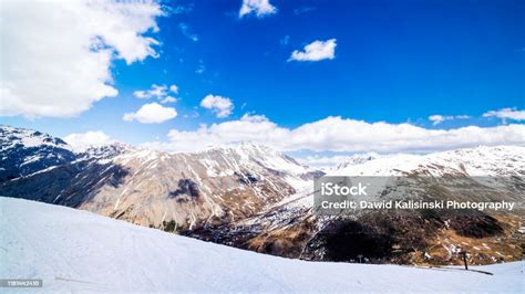 겨울에 산 슬로프와 피스트 리비뇨 마을 이탈리아 알프스 0명에 대한 스톡 사진 및 기타 이미지 0명 건강한 생활방식 건물