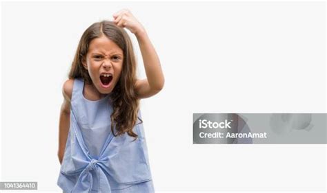 갈색 머리 히스패닉 여자 화가 화가 좌절 하 고 분노와 함께 외치는 동안 분노의 주먹을 높이 분노와 공격적 개념 T 셔츠에 대한