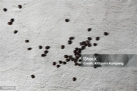 구운 콩 근처의 컵에 맛있는 커피의 최고 전망은 흰색 배경에 확산 텍스트의 카피스페이스가 있는 뷰를 맨 위로 볼 수 있습니다