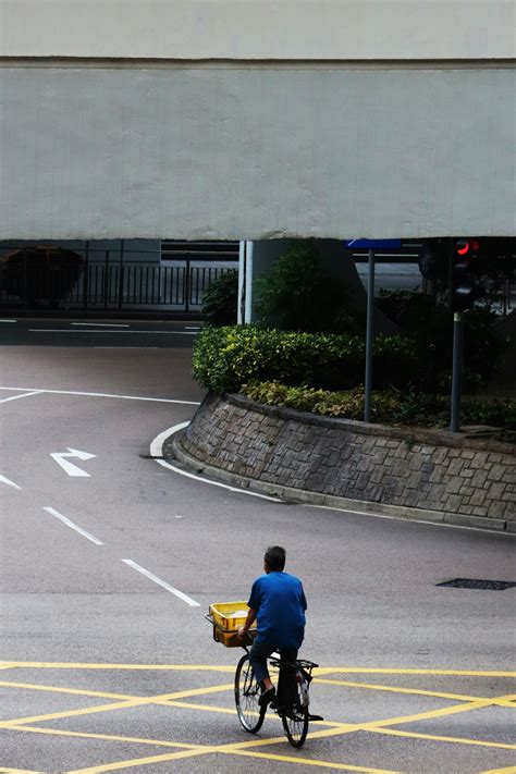 신호등 옆 거리에서 자전거를 타는 남자 사진 Unsplash의 무료 사람의 이미지
