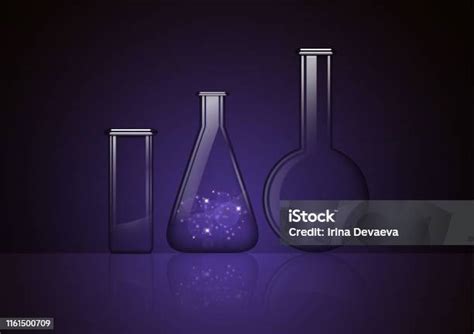 신비한 물질과 어두운 배경에 고립 된 두 개의 빈 유리 플라스크추상 투명 유리 플라스크 화학 및 생물학적 실험 3가지 개체에 대한 스톡 벡터 아트 및 기타 이미지 Istock