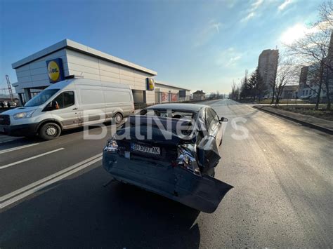 От последните минути! Кола и камион се натресоха на кръстовище във ...