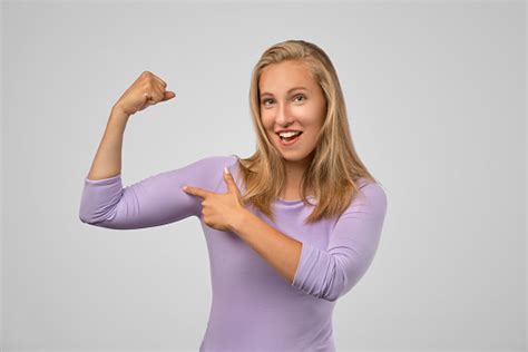 여자는 힘에 확신 한다 매력적인 꼬리 치는 유럽 여자의 공정한 머리와 손을 제기 하 고 감동 팔 뚝 체육관에서 밖으로 작업에 대 한 말 근육을 보여주는 초상화 건강관리와