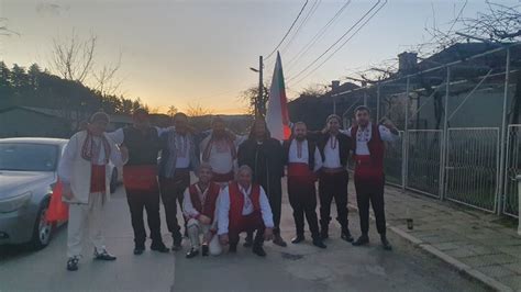 Мощно неврокопско представяне в традиционното мъжко ледено хоро на