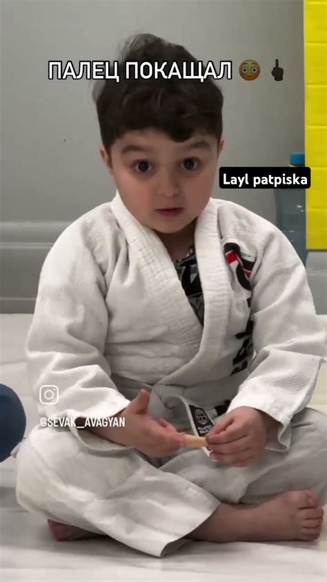 пацан показывает палец Youtube