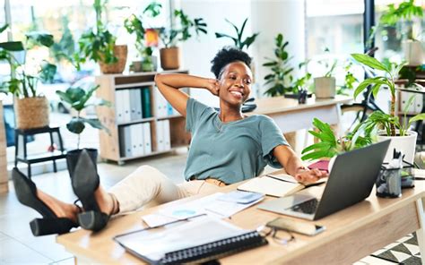 행복한 관리 노트북 및 휴식 여성은 재정 절감 재정 예산 또는 부기 준수를 검토합니다 책임 데이터 분석 회계 및 아프리카 회계사 세무 감사 완료 25 29세에 대한 스톡