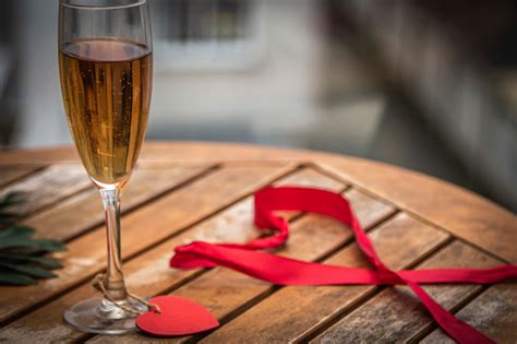 샴페인 유리와 배경에 장미 꽃하트 모양의 리본 해피 발렌타인 데이 어머니의 날 생일 컨셉 플랫 레이 로맨틱 한 구성 0명에 대한 스톡 사진 및 기타 이미지 Istock