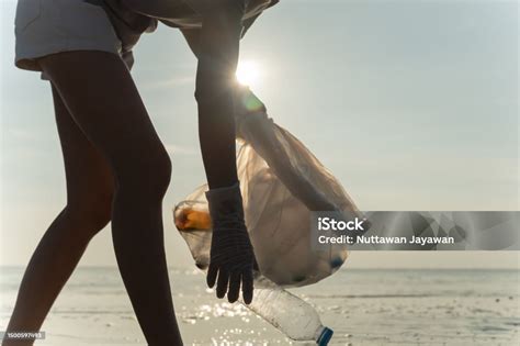 물을 절약하십시오 자원 봉사자는 해변에서 쓰레기 쓰레기를 줍고 플라스틱 병은 분해가 어려워 수생 생물에 해를 끼치 지 않습니다 지구 환경 행성 녹화 지구 온난화 감소 세상을
