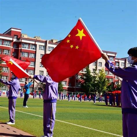 石家庄市第四十二中学举行“青春心向党 喜迎二十大”巨幅国旗进校园活动祖国五星红旗青少年
