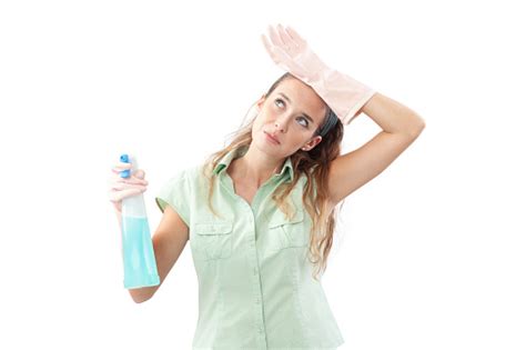 고무 장갑을 끼고 스프레이 병을 들고 이마를 만지는 피곤한 여자 옆을 보면 집 청소에 지루하고 지쳐 있습니다 흰색 배경에 고립되어 있습니다 Tire Burnout에 대한