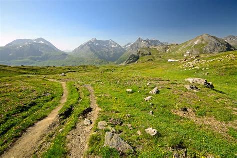 Пешеходная дорожка к саммиту Стоковое Фото изображение насчитывающей завоевывать ряд 32843012