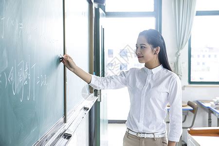 教师侧身写板书背景教师侧身写板书摄影图片教师侧身写板书壁纸摄图网
