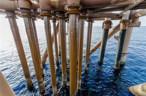 해양 산업 석유 및 가스 생산 석유 파이프 라인 프리미엄 사진