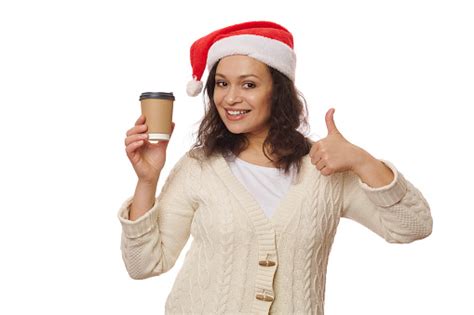 예쁜 여자 테이크 아웃 뜨거운 차 또는 커피를 재활용 가능한 에코 종이컵에 들고 카메라에 엄지 손가락을 보여줍니다 갈 음료 개념에 대한 스톡 사진 및 기타 이미지 Istock