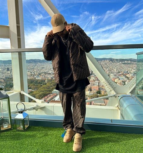 Neymar Outfit From November 7 2022 Whats On The Star