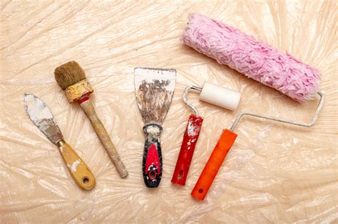 페인트 롤러 브러쉬 및 기타 액세서리입니다 혁신 고 아파트에 벽의 그림입니다 장소홈 농장입니다 0명에 대한 스톡 사진 및 기타 이미지 Istock