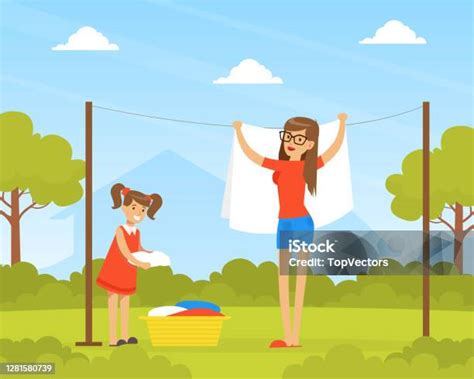 어머니와 딸 매달려 젖은 옷 에 건조 에 뒤뜰 만화 벡터 일러스트 가사 집안일에 대한 스톡 벡터 아트 및 기타 이미지 가사 집안일 독일 리넨 Istock
